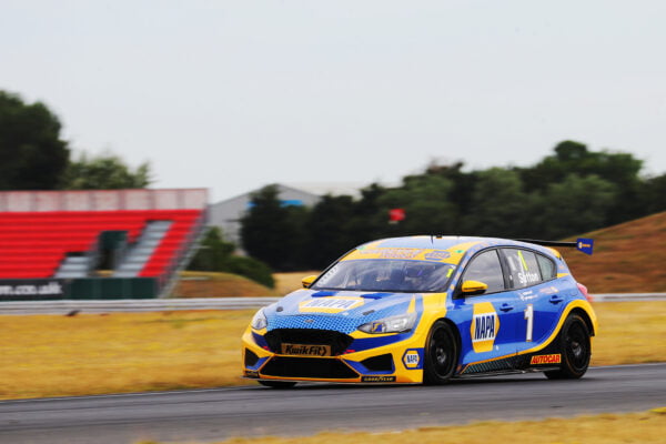 Sutton Stars At Snetterton Test • BTCC