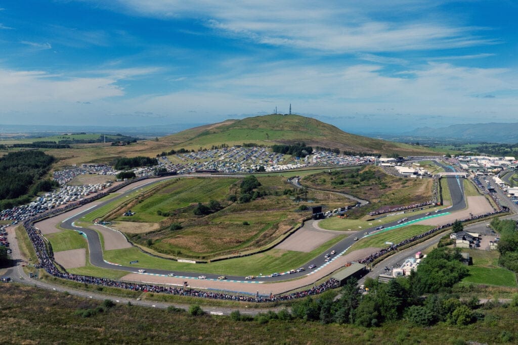 BTCC Title Race Hots Up At Knockhill • BTCC